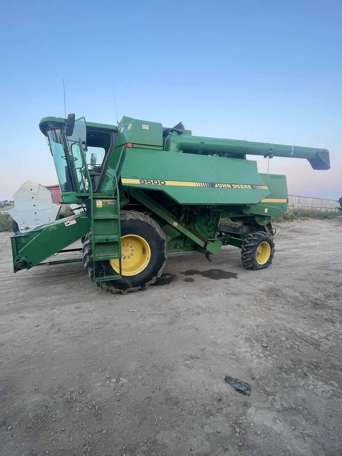 John Deere 9500 combine salvage — Huber Ag Equipment LTD
